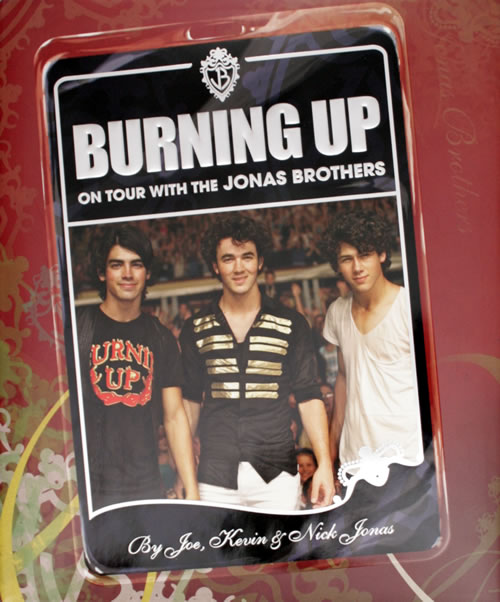 The Jonas Brothers Burning Up US book (552758) 978-142312029-2